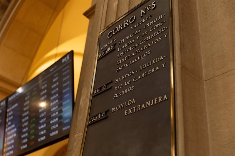 Economía/bolsa.- El Ibex 35 cede un 0,53% y cierra en los 18.176 puntos