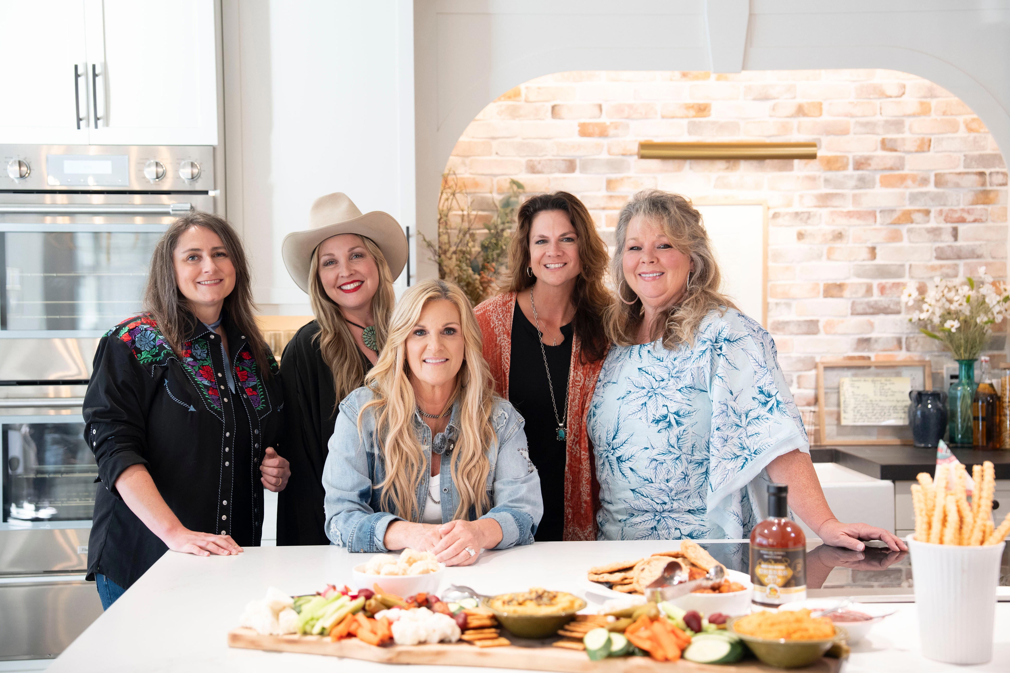 Trisha Yearwood to release holiday album, play Christmas show with ...