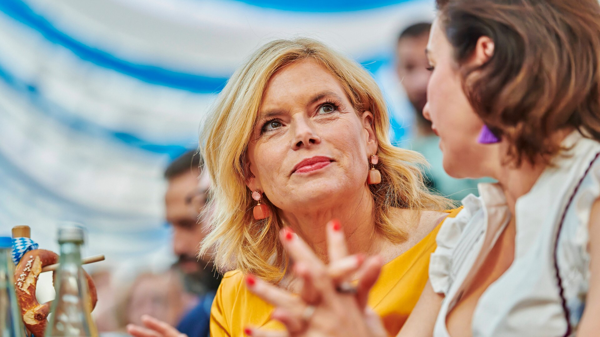 Julia Klöckner beim Wiesn-Fest – ihr Outfit ist alles andere als traditionell