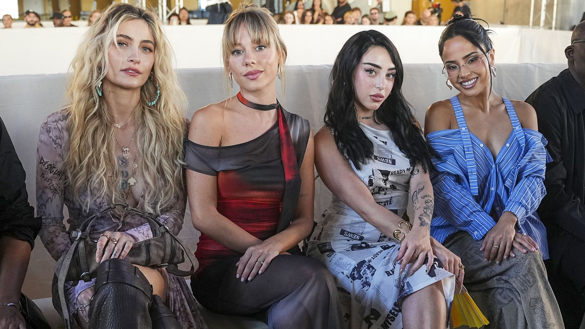 Paris Jackson y Ester Expósito se reencuentran en el desfile de Desigual