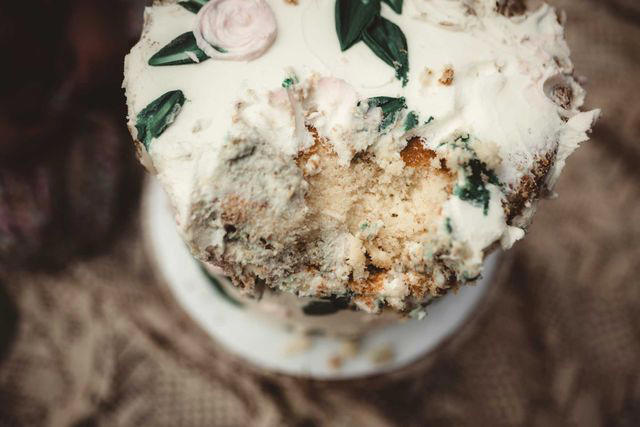 To Smash or Not to Smash the Wedding Cake: Etiquette Expert Weighs in ...