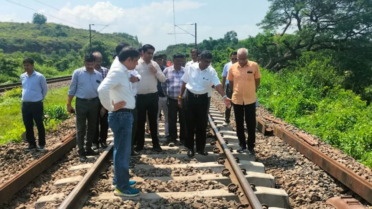 ECoR GM inspects safety and station redevelopment works