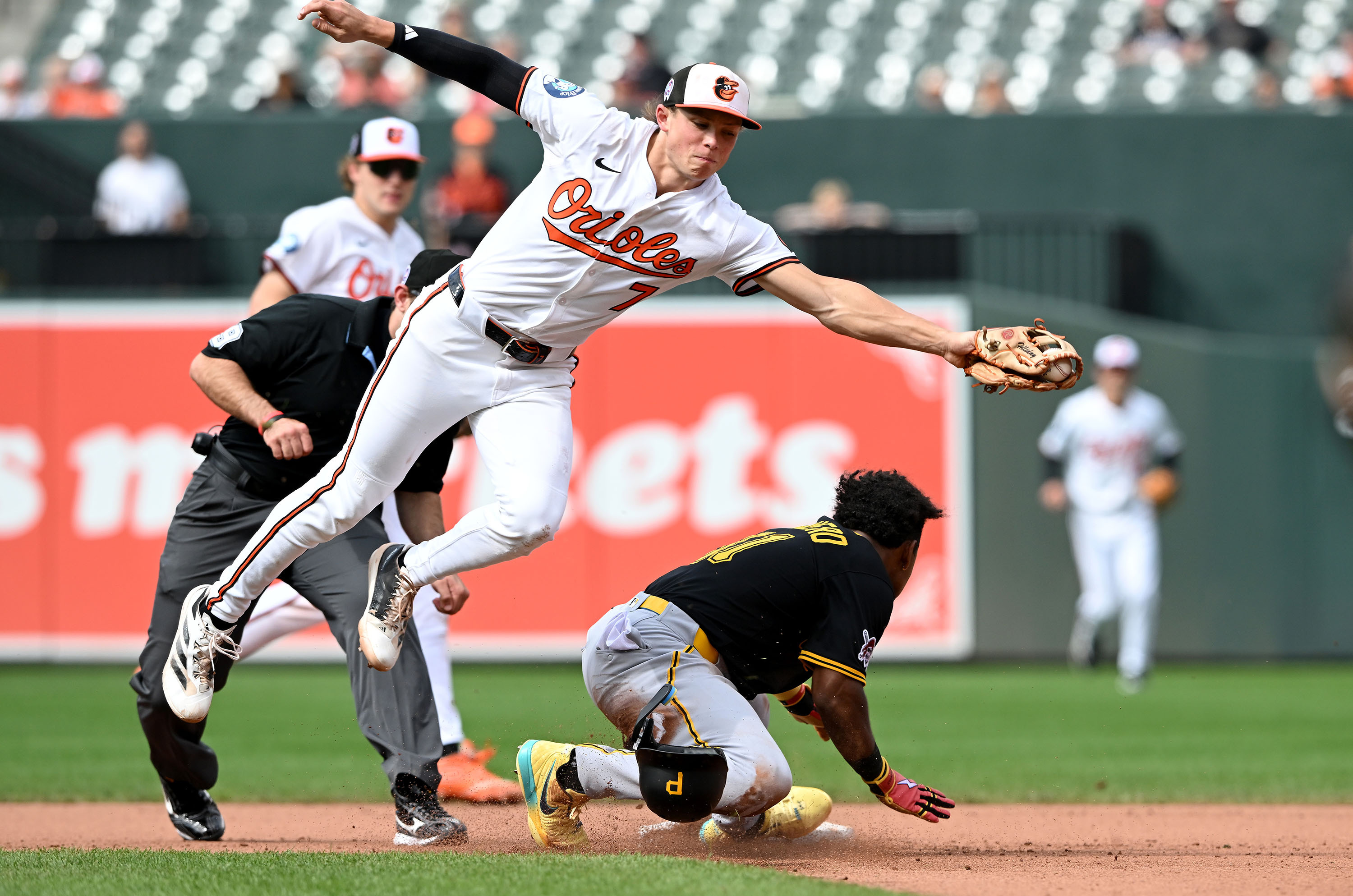 Orioles sweep Pirates as Dylan Beavers caps another late rally in 3-2 win