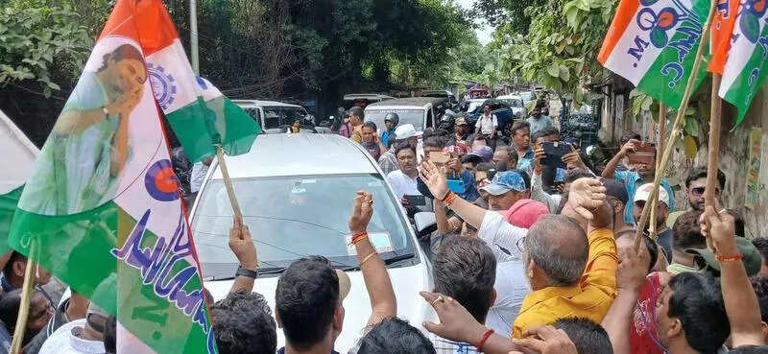 Samik faces mill workers’ ire on way to BJP’s football event