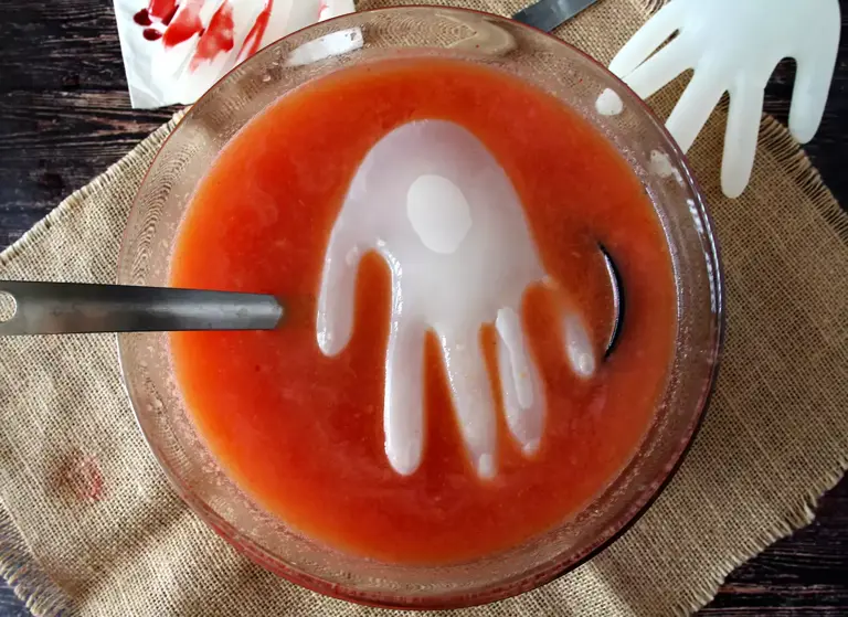 Halloween-cocktail mit handgeformtem eiswürfel - einfaches tutorial!