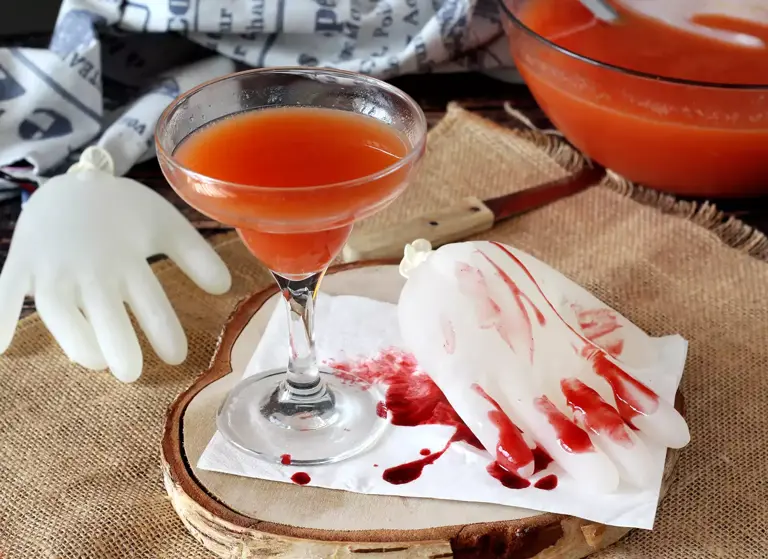 Halloween-cocktail mit handgeformtem eiswürfel - einfaches tutorial!