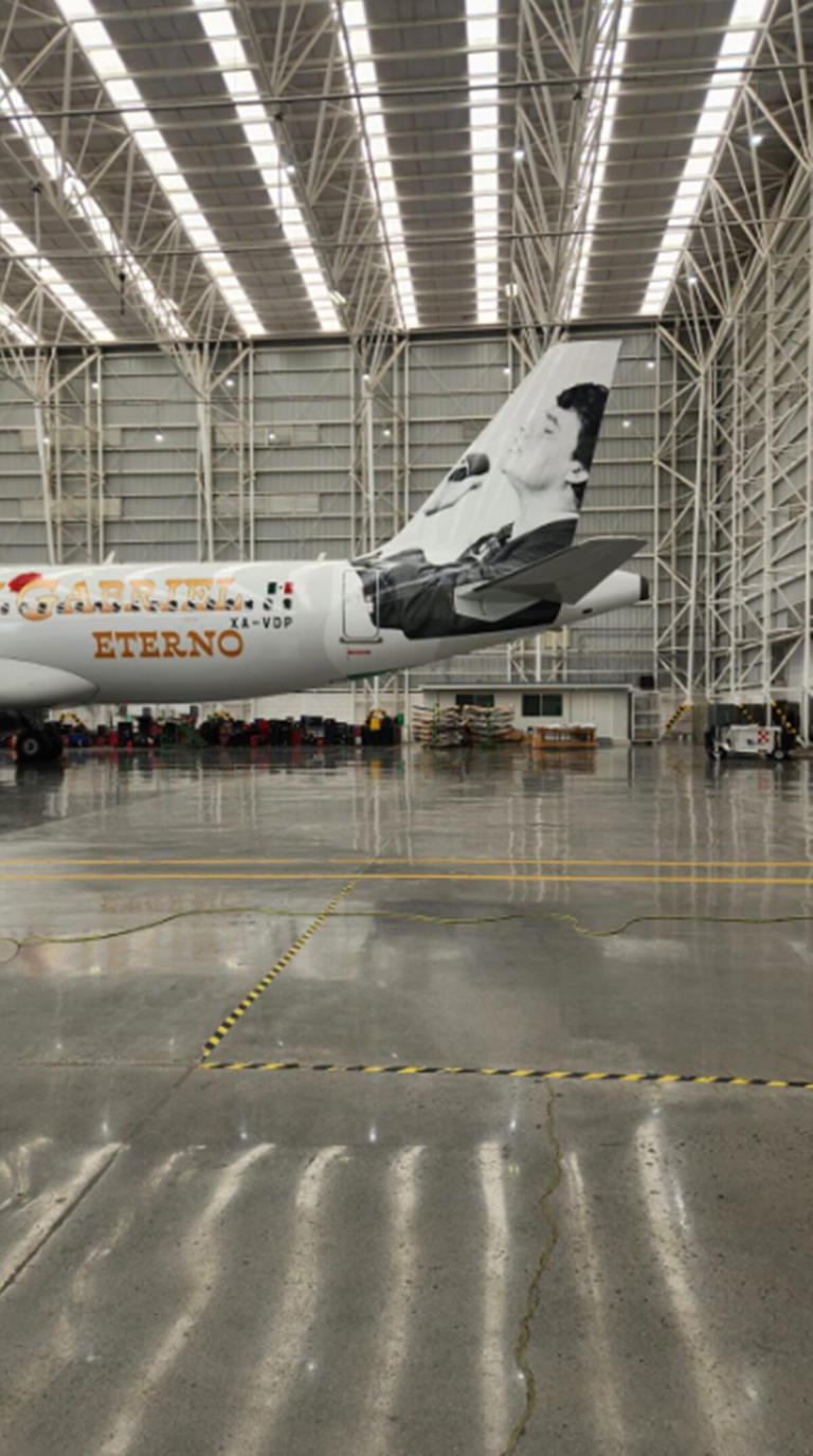 El legado de Juan Gabriel lo lleva hasta el cielo; inmortalizan su imagen en avión
