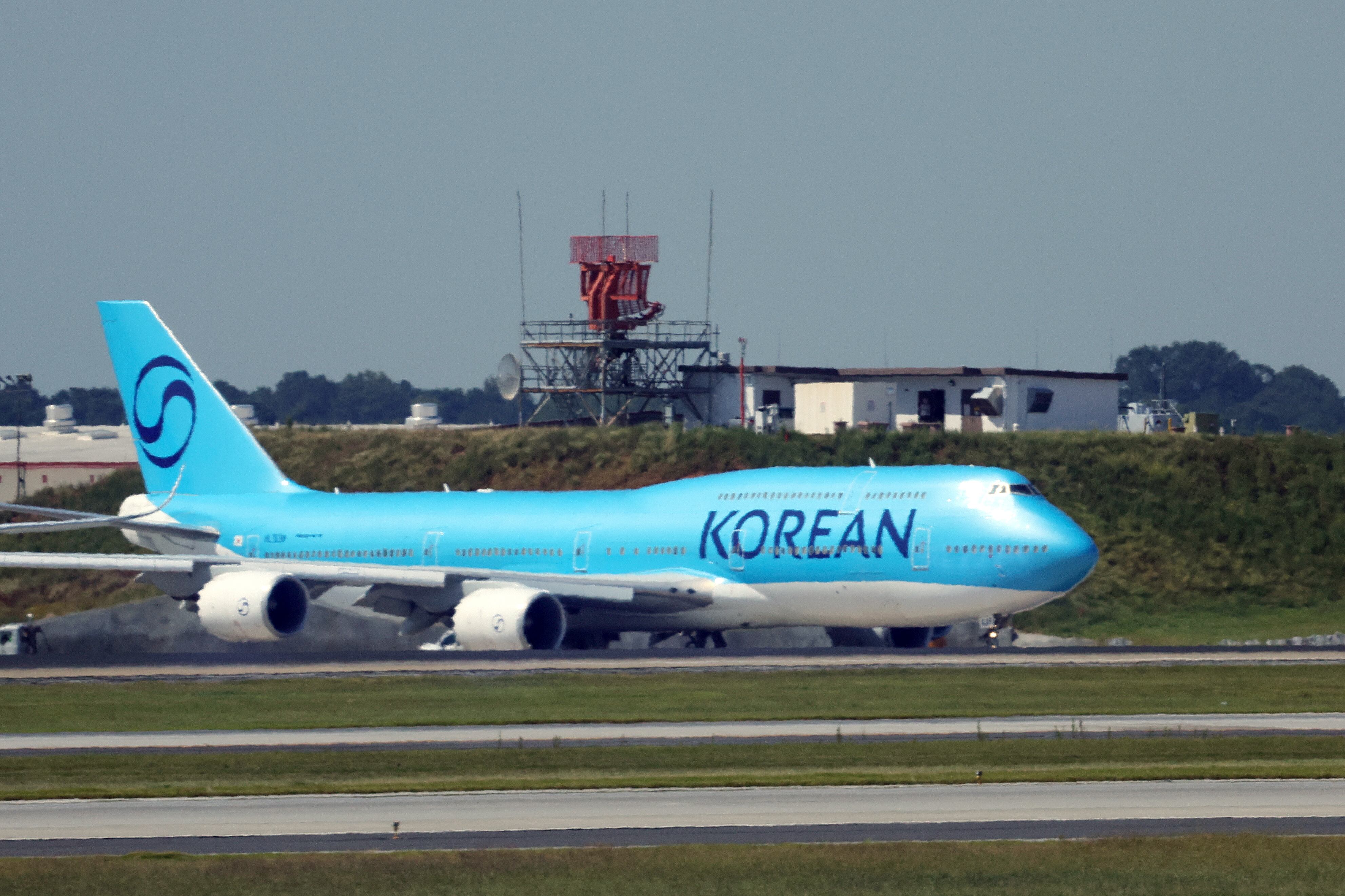 Detained koreans' chartered flight arrives at incheon after 2 p.m.
