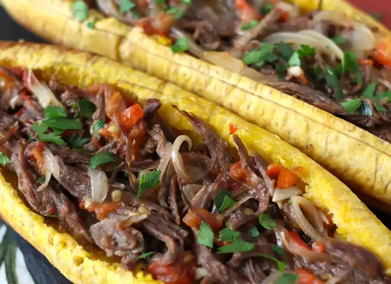 Plátanos al horno rellenos de carne desmechada y queso rallado