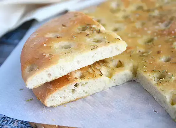 Focaccia, le pain italien au romarin