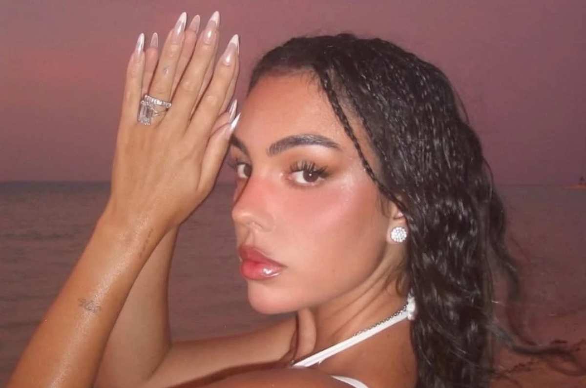 Uñas punta francesa stiletto: el diseño clásico con un giro moderno