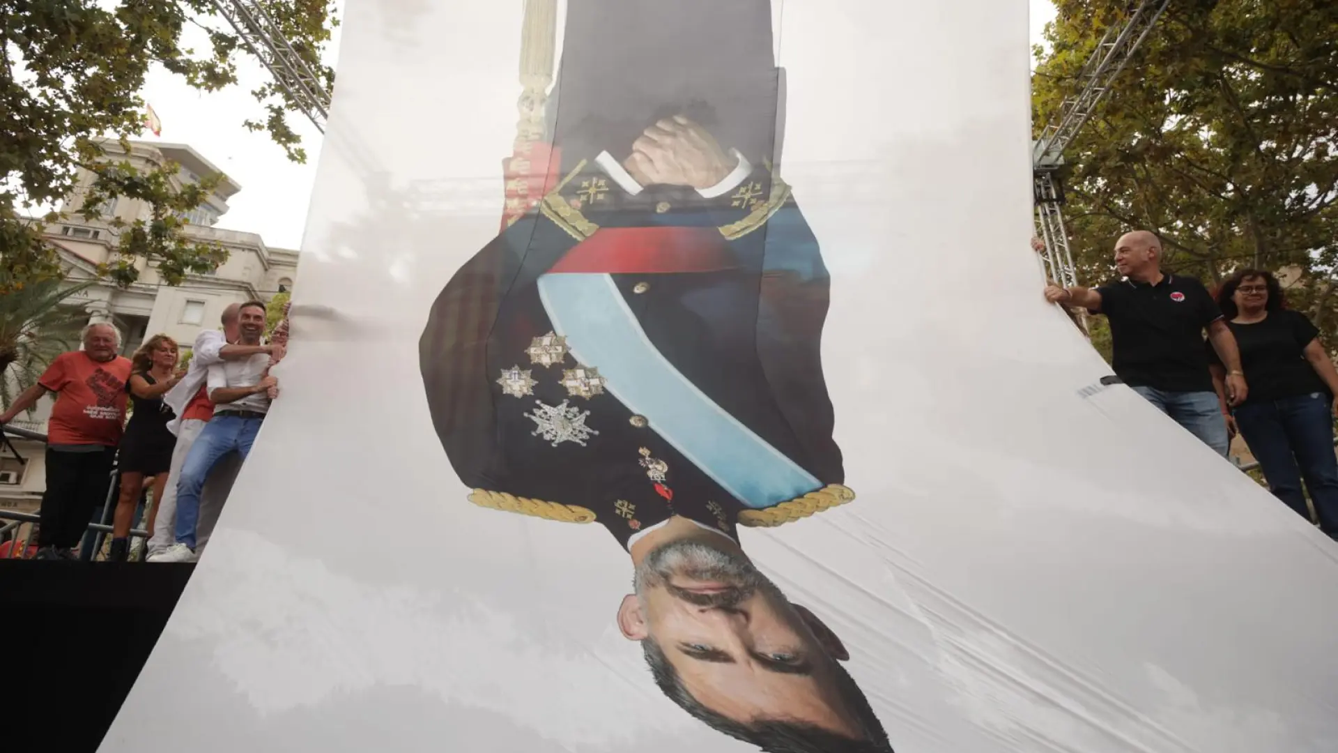 Despliegan un gran retrato del rey Felipe VI boca abajo en el final de ...