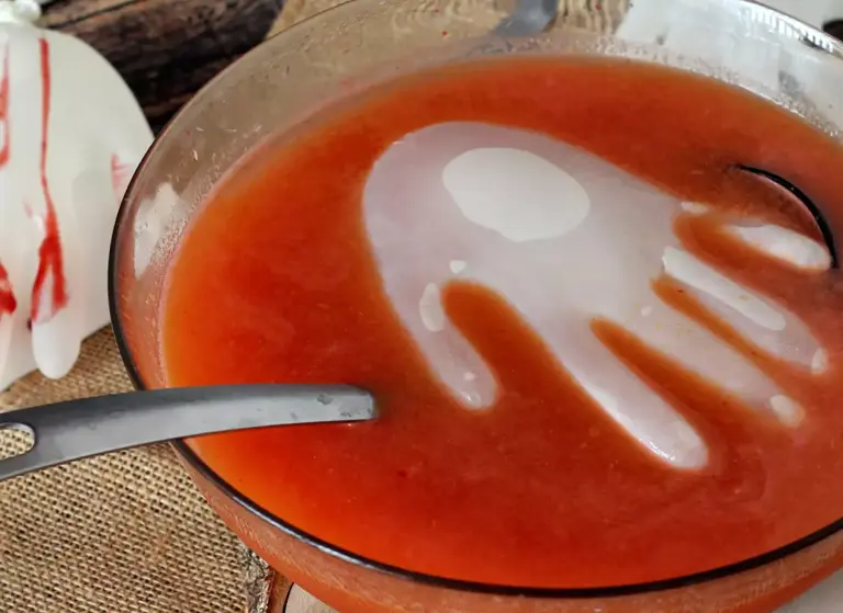 Halloween-cocktail mit handgeformtem eiswürfel - einfaches tutorial!