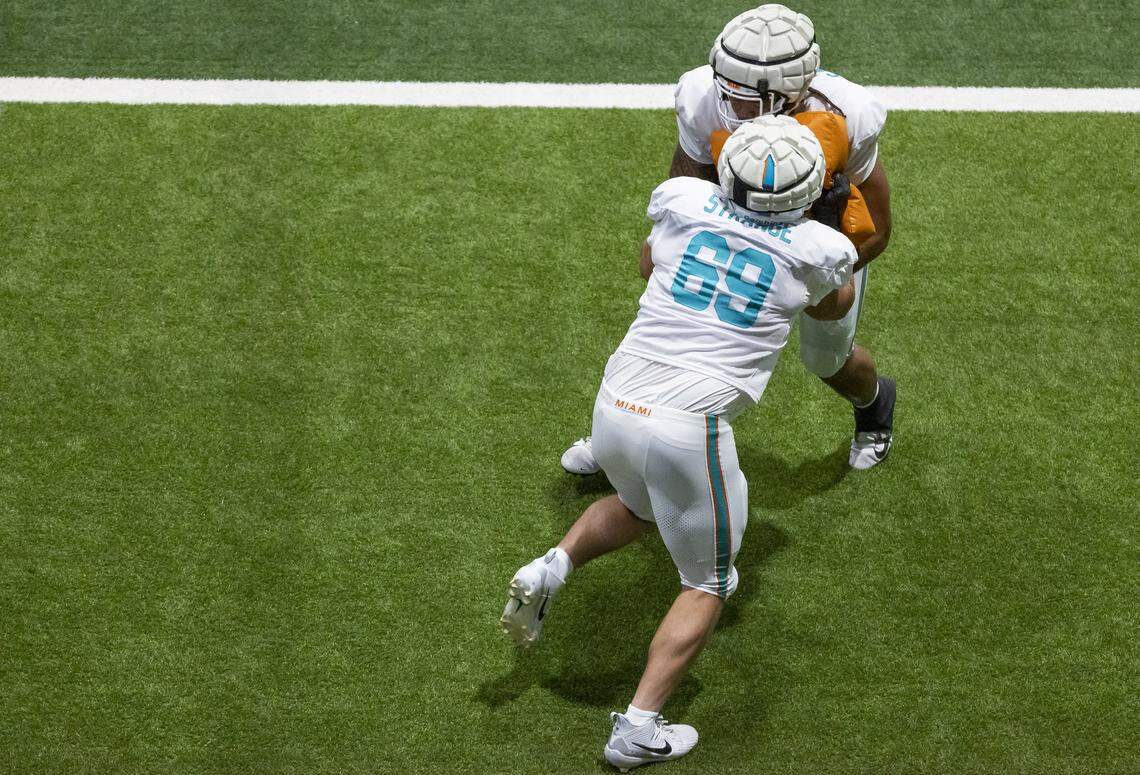What to know on new Dolphins guard Cole Strange, who's offering tips on ...