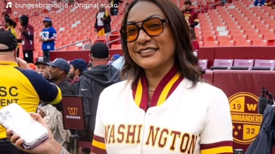 Jayden Daniels’ mom rocks custom ‘5’ coat, black leather pants for ...