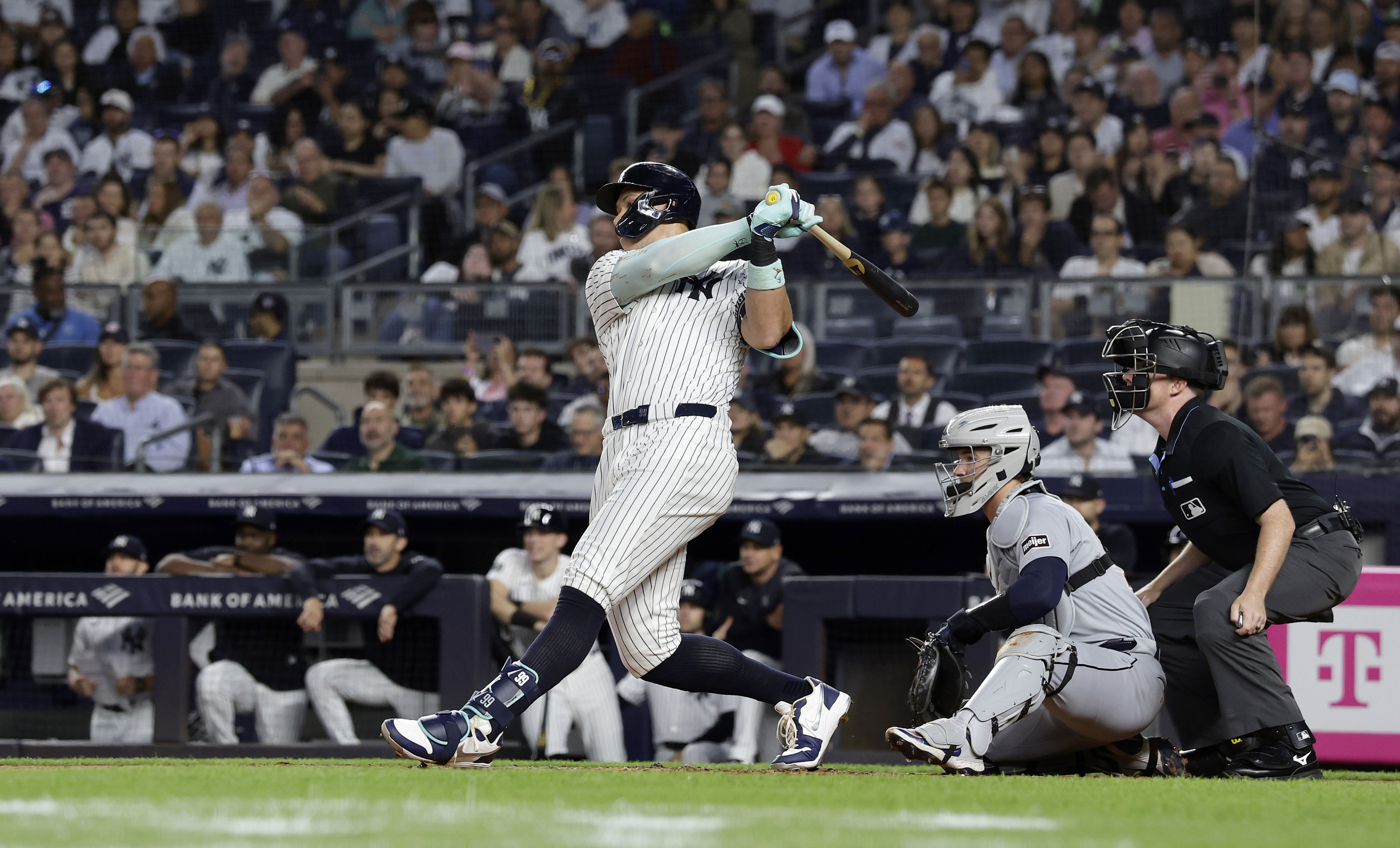 Yankees 9, Tigers 3: Captain ties the Clipper in blowout win
