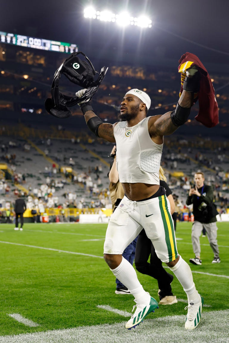 Micah Parsons delivers eye-popping performance in win as Packers fans ...