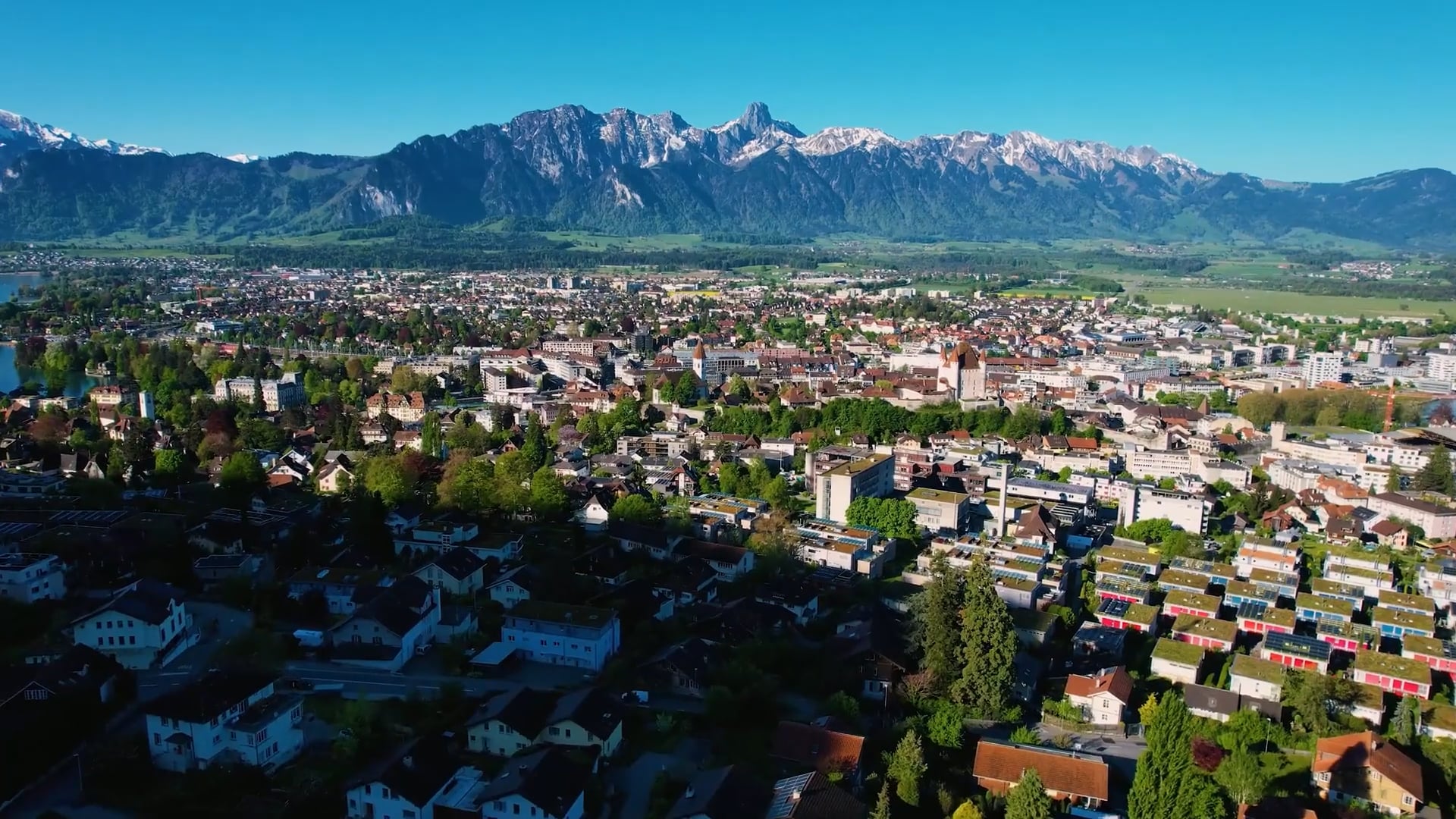 Drönare upptäcker Thun: Fantastiska schweiziska slott, floder och ...