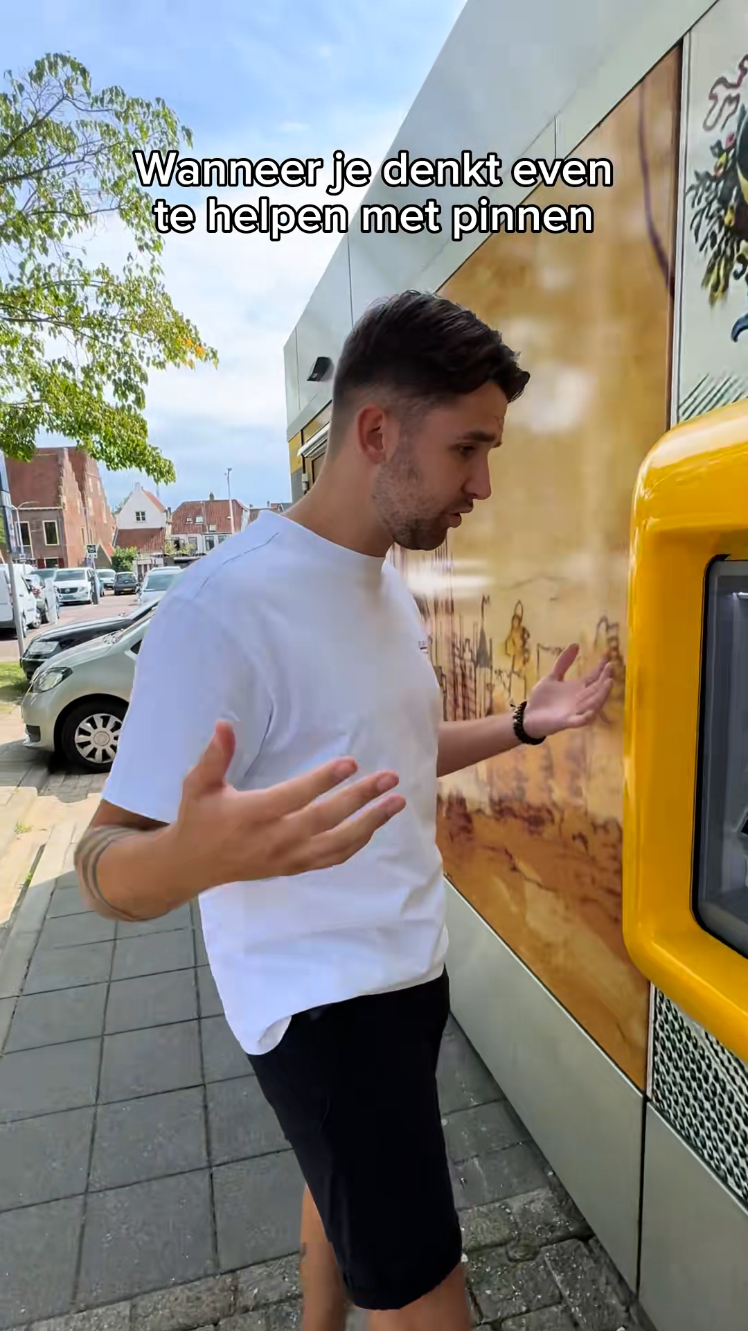 Grappige POV Video : Twee Manieren van Betalen naast Elkaar