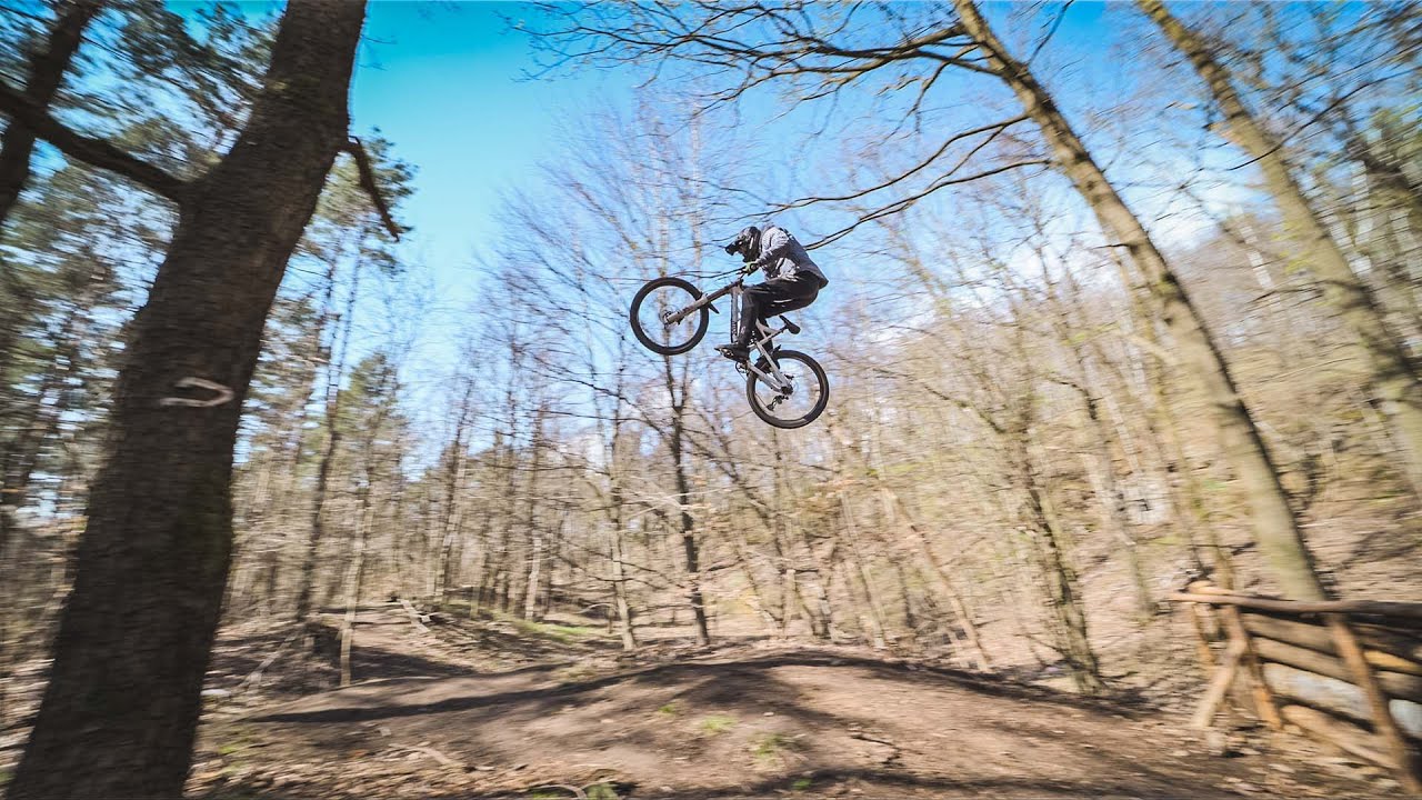Fetter Sprung im Wald auf geheimen MTB-Trails!