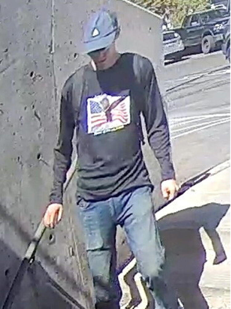 Sale sul tetto, spara e scappa. In un video la fuga del killer di Kirk