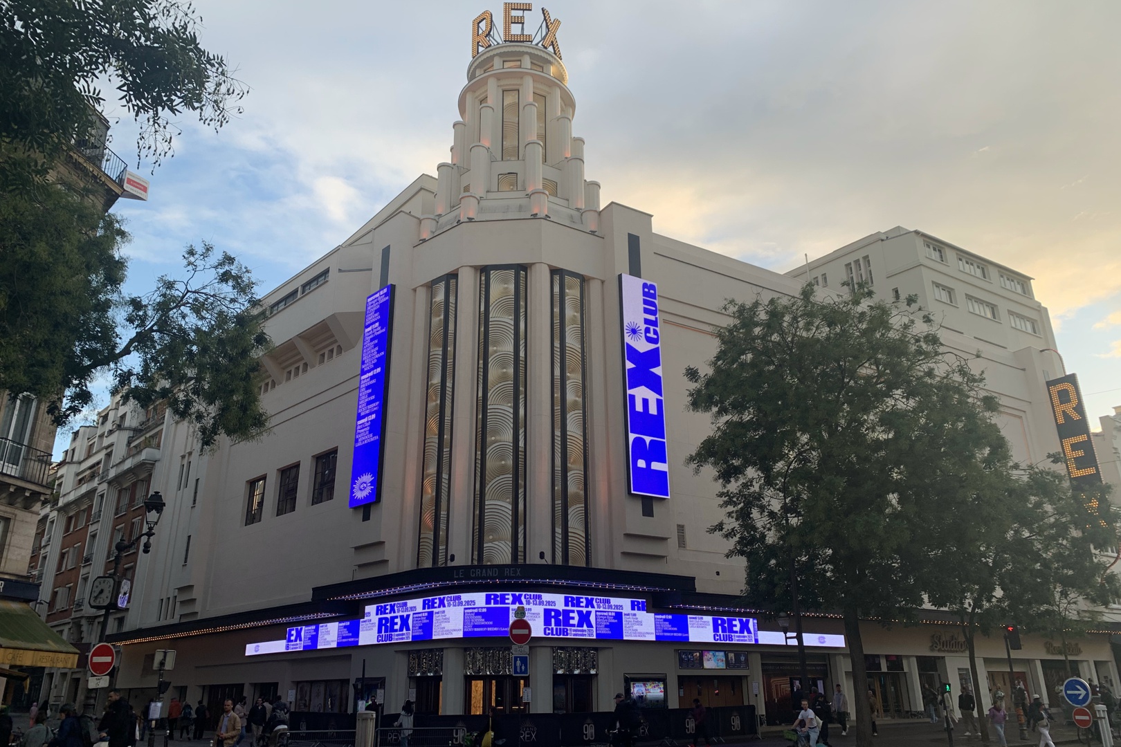 El París FC retransmite sus partidos en el Gran Rex, la sala de cine ...