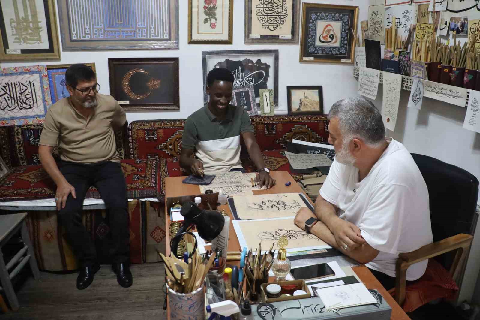 Ugandalı öğrenci Sivas’ta hattat oldu