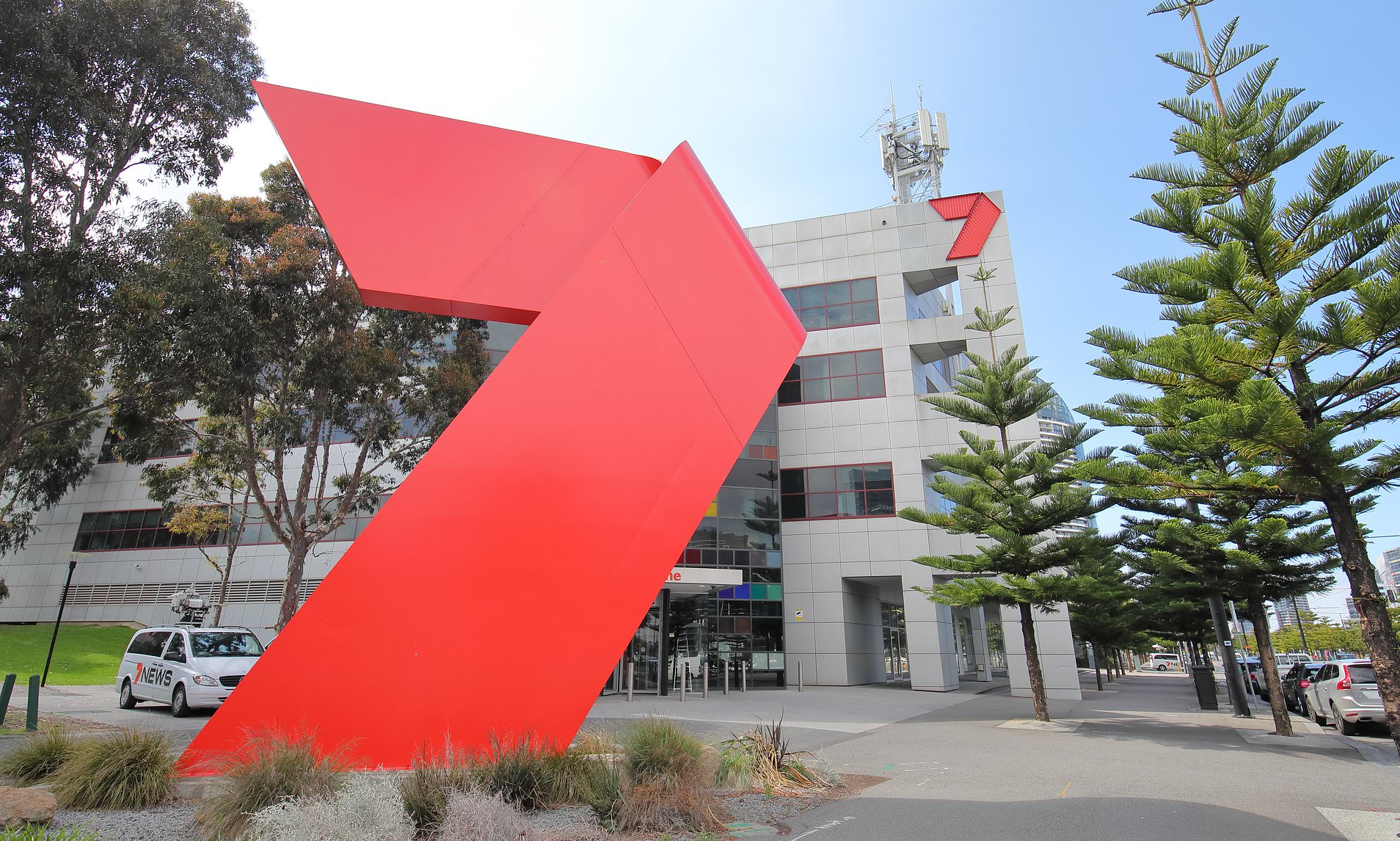 Tributes pour in as beloved Channel Seven star dies after suffering ...
