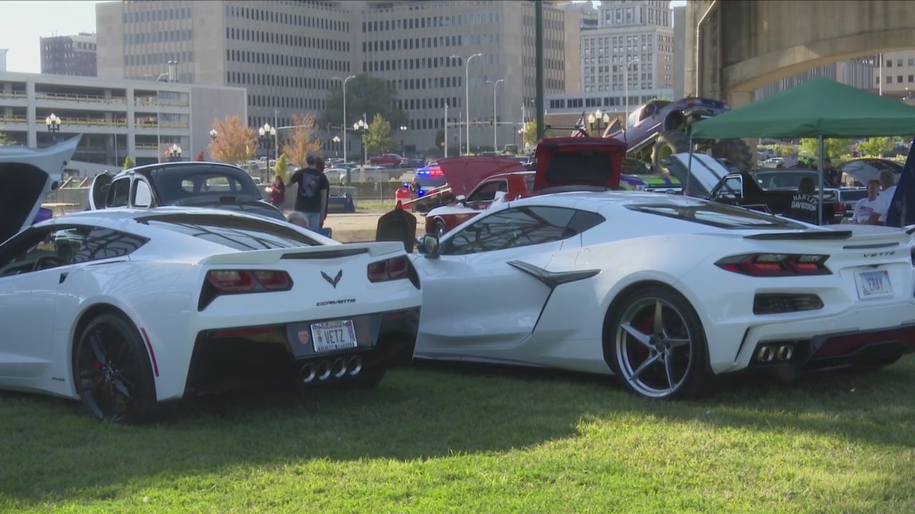 Peoria police chief hosts community car show