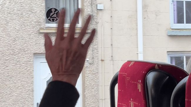 Heartwarming Moment 89-Year-Old Grandma Waits by Window to Wave at Bus ...