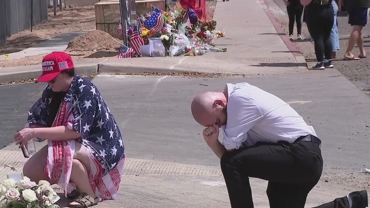 Charlie Kirk: People gather to pay tribute