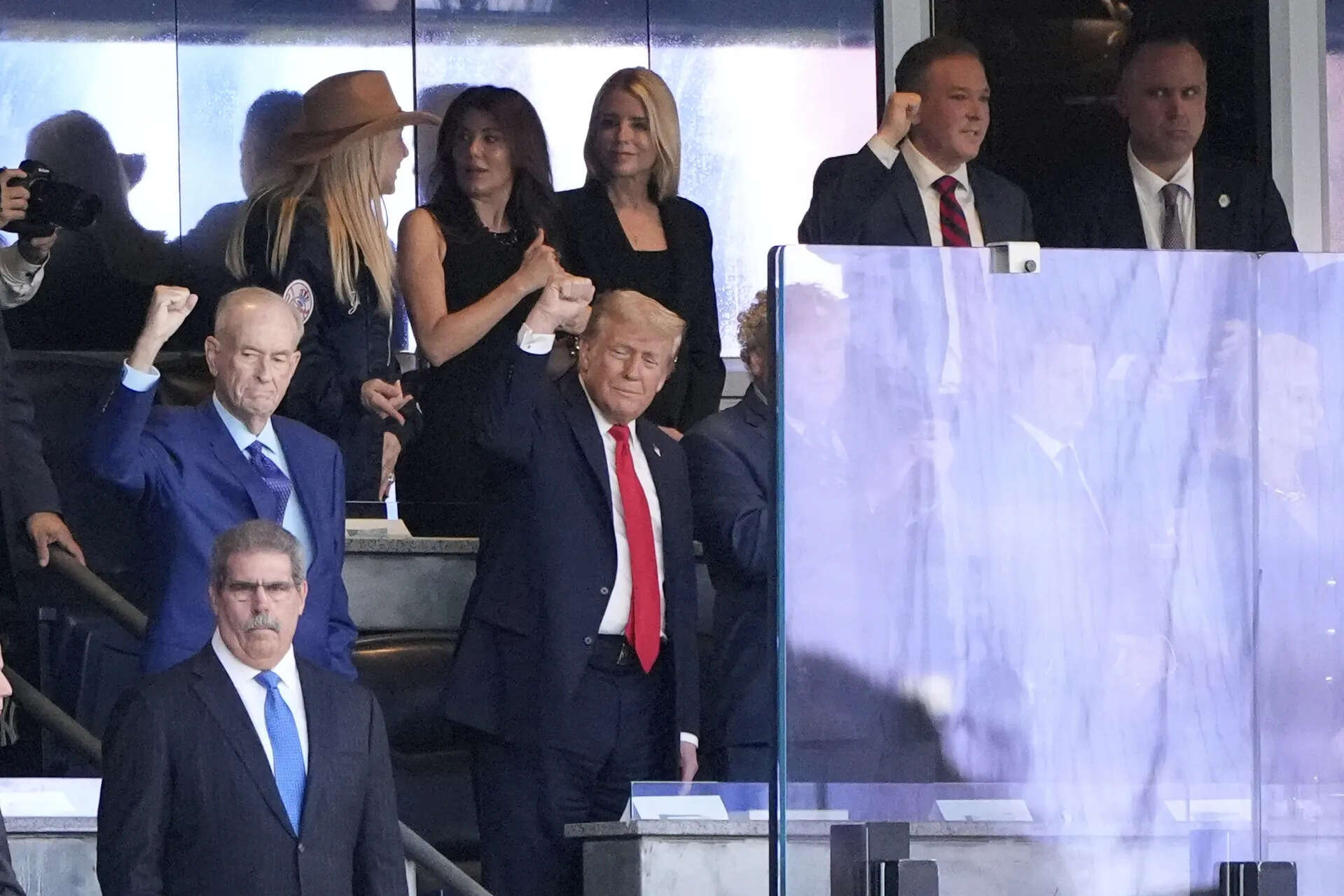Trump gets rousing applause and ‘USA, USA’ chants at Yankee stadium a ...