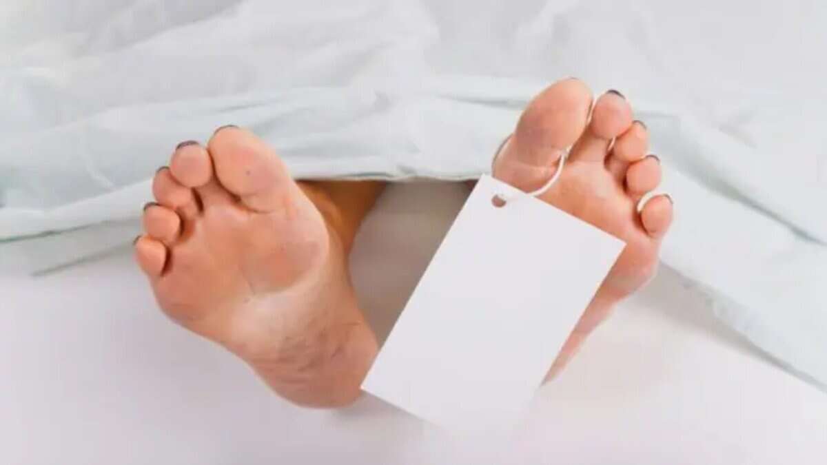 Two daily wage workers die while crossing railway track in Hyderabad