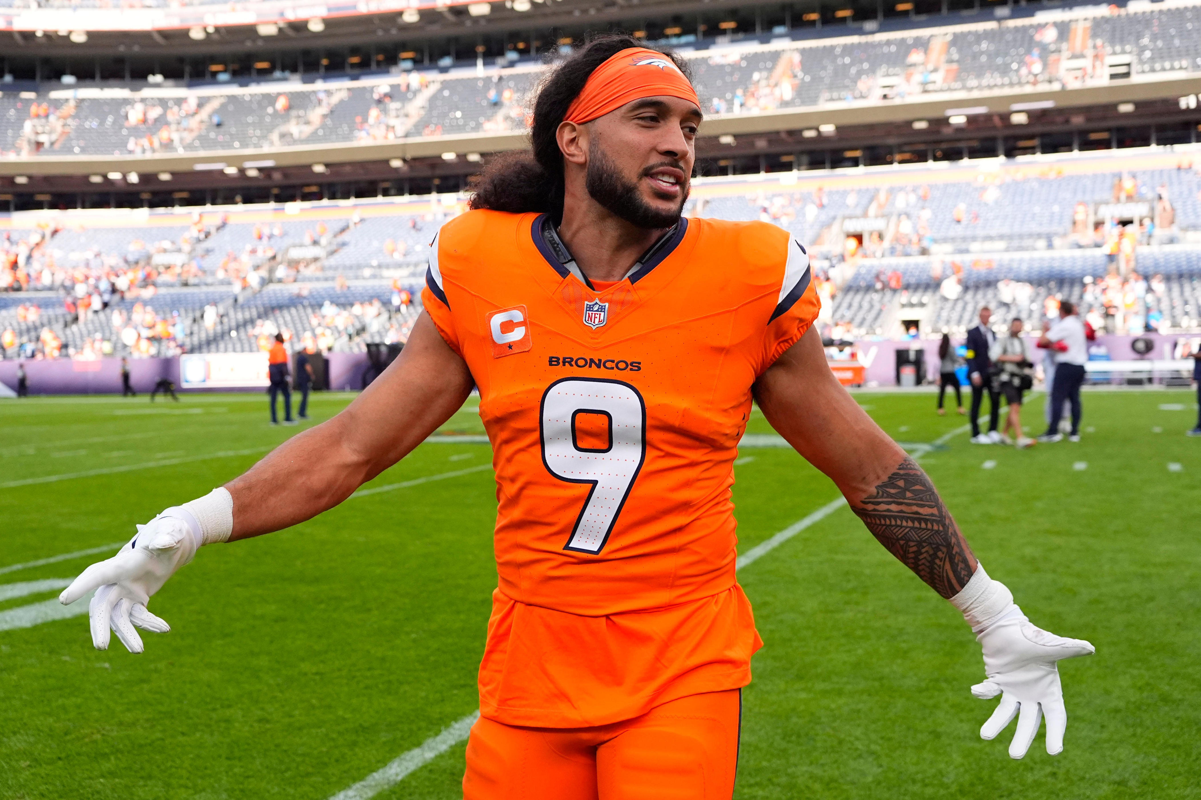 Bo Nix reacts to Talanoa Hufanga's great t-shirt