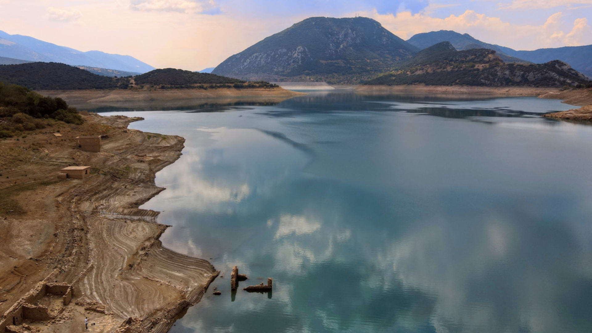 Στερεύει η λίμνη του Μόρνου – Μειώθηκαν 42% τα αποθέματα νερού σε έναν ...
