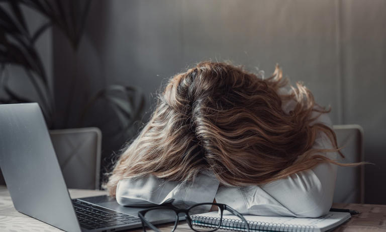 NHS urges Britons to make simple lifestyle change to beat insomnia and ...