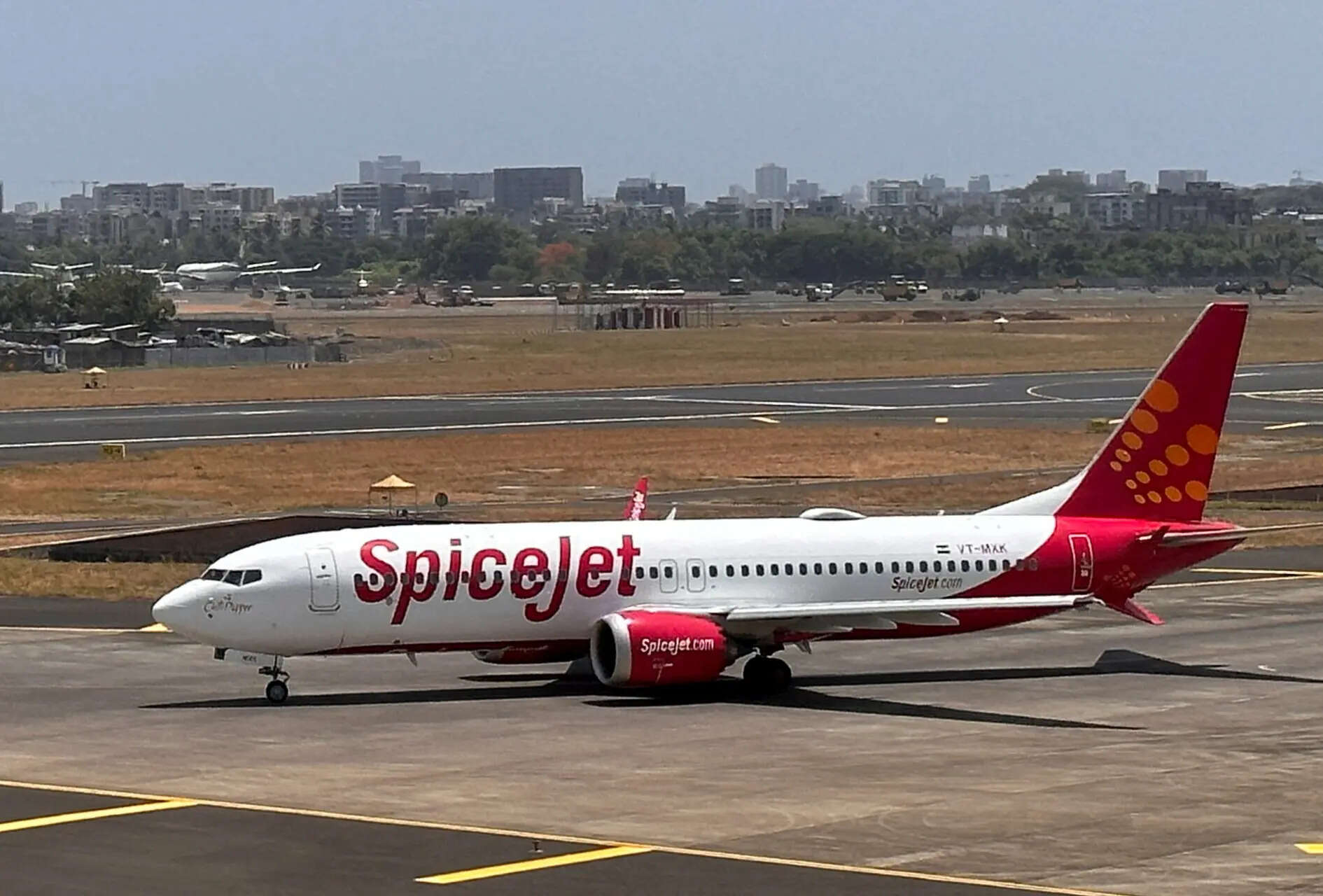 SpiceJet emergency landing: Full emergency at Mumbai airport after ...