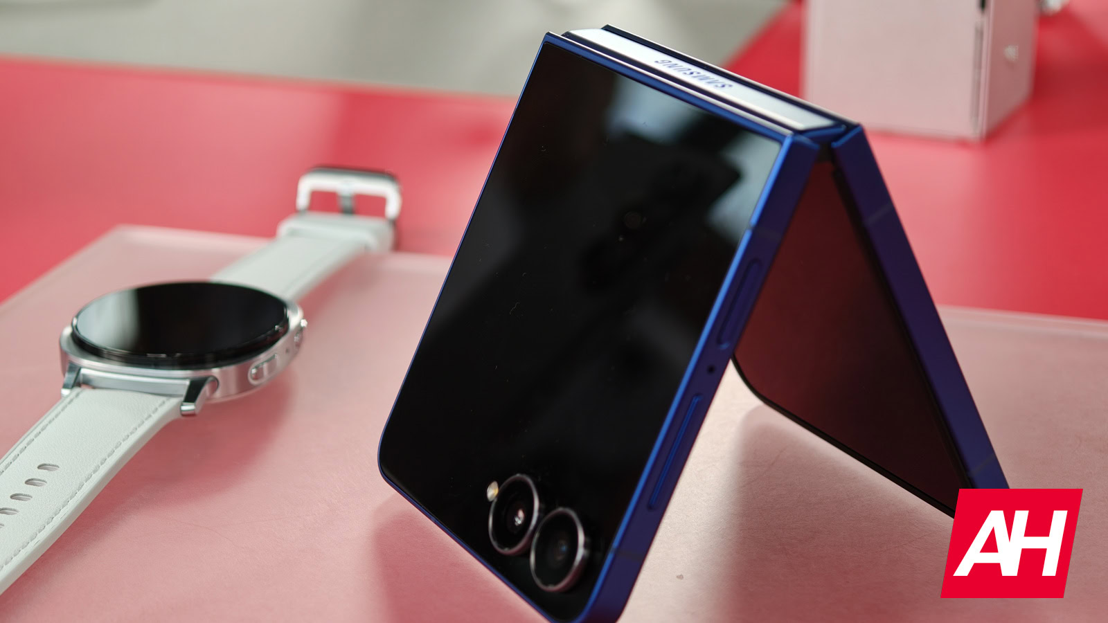 Patent reveals Samsung's wild reversible flip phone design