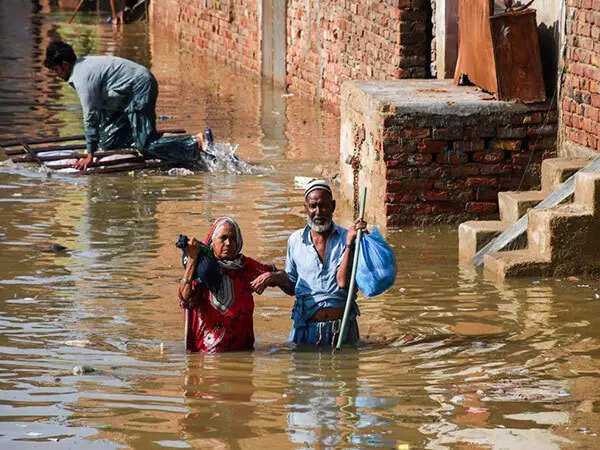 Pakistan floods: Survivors forced to live in temporary shelters for ...