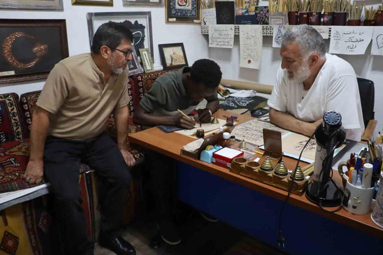 Ugandalı öğrenci Sivas’ta hattat oldu