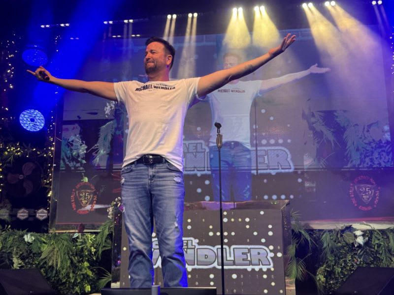 Michael Wendler singt im Megapark: Buh-Rufe und Nazi-Vorwürfe: 40 ...
