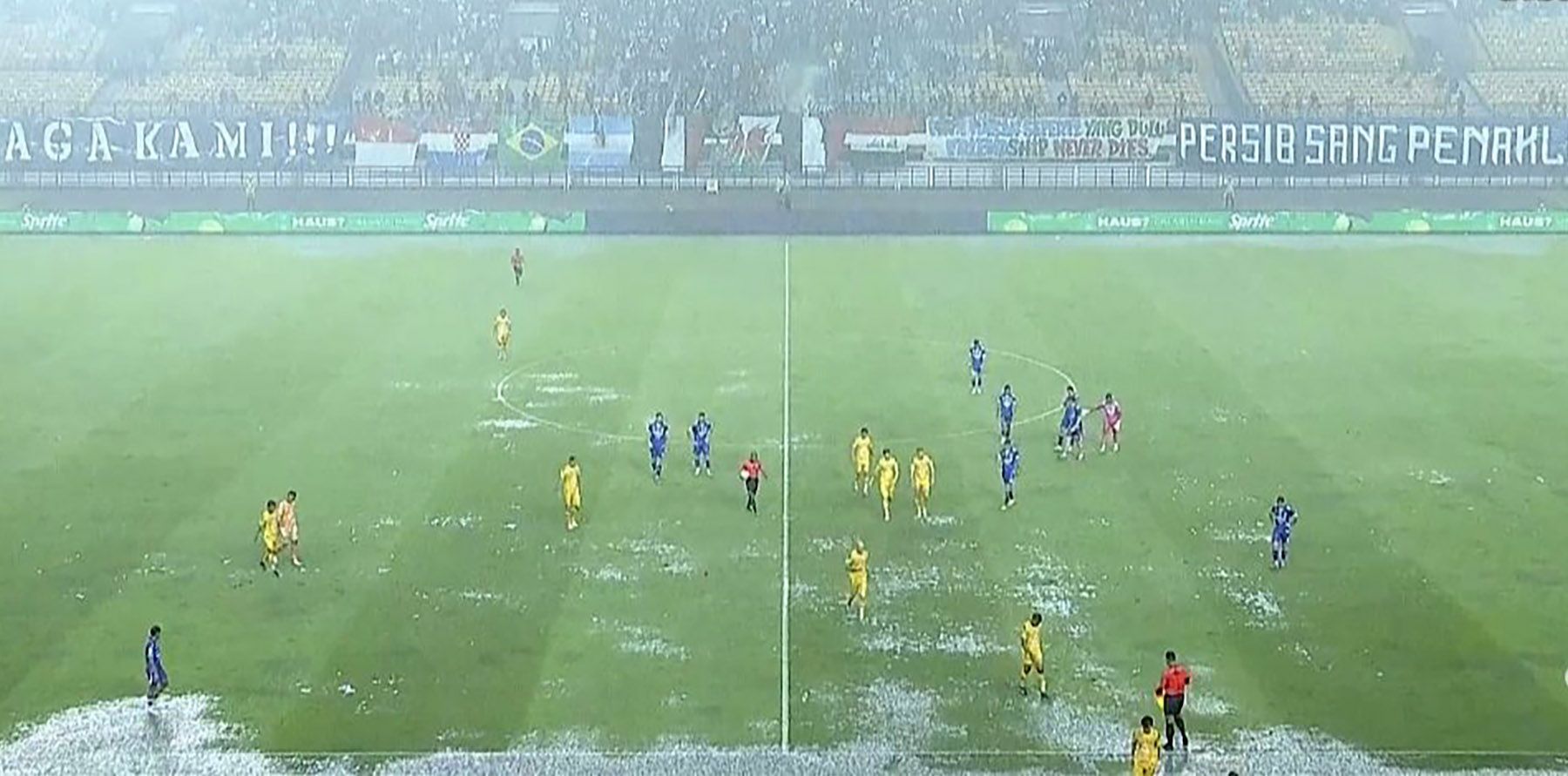Lapangan Stadion GBLA Tergenang Akibat Hujan Deras, Duel Persib Bandung ...