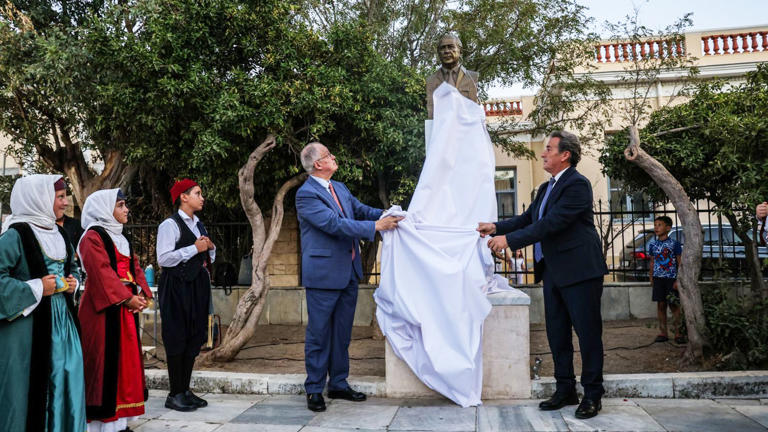 Ο Πρόεδρος της Δημοκρατίας έκανε τα αποκαλυπτήρια προτομής του Αλέκου ...