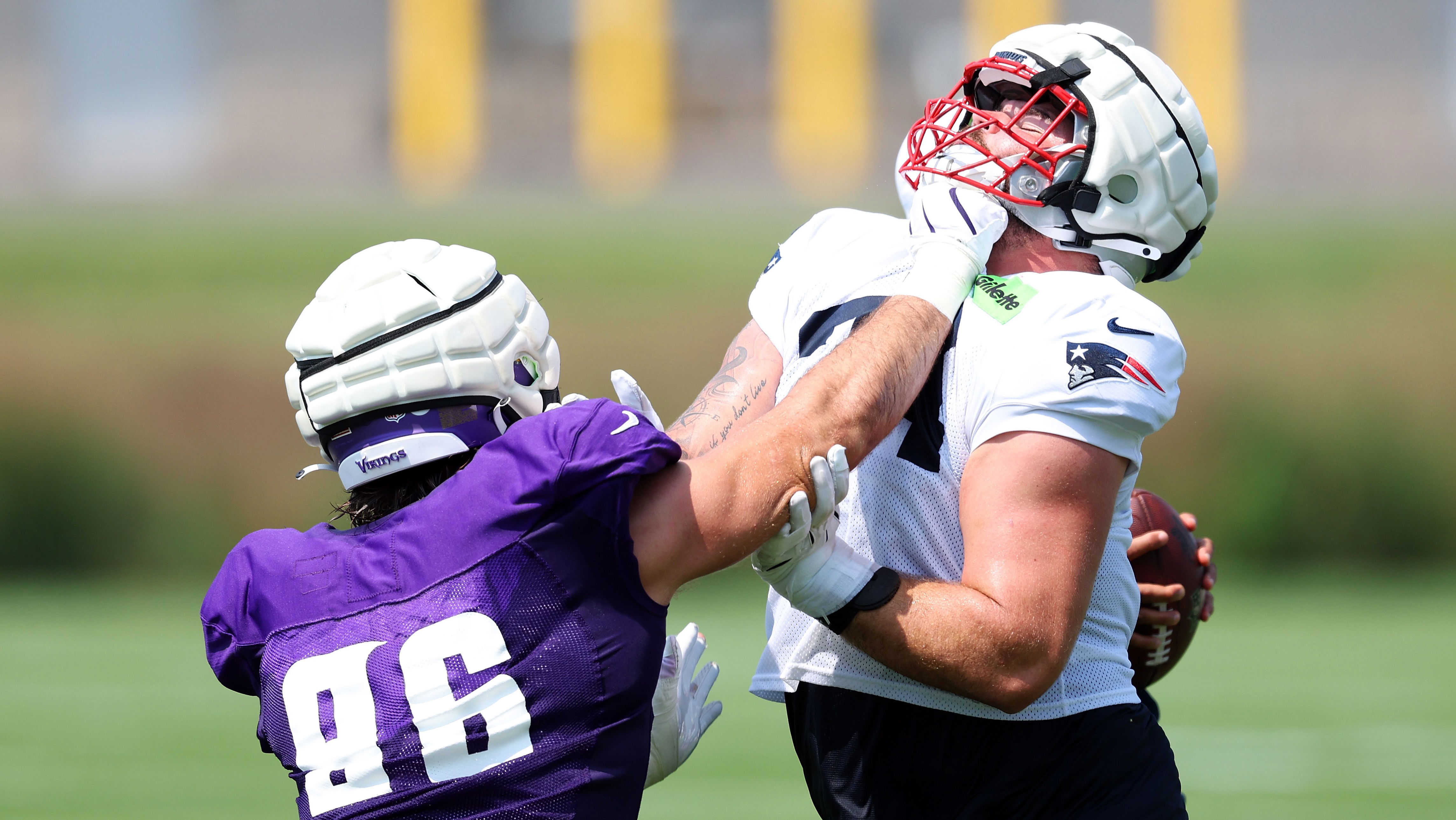 Patriots Re-Sign 6-foot-7 Lineman With Local Ties