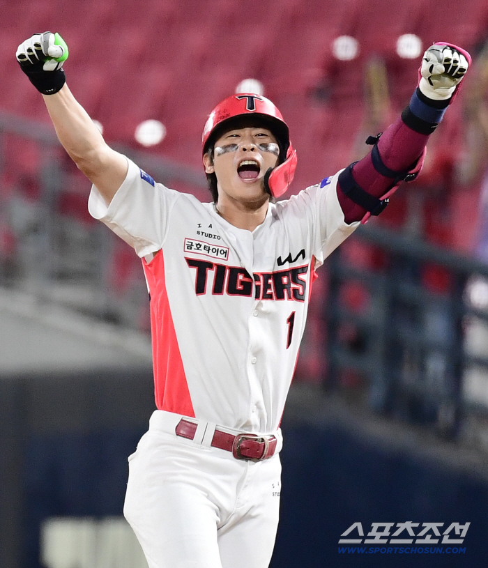 In the bottom of the ninth inning, with two outs, Choi Hyung-woo hit ...