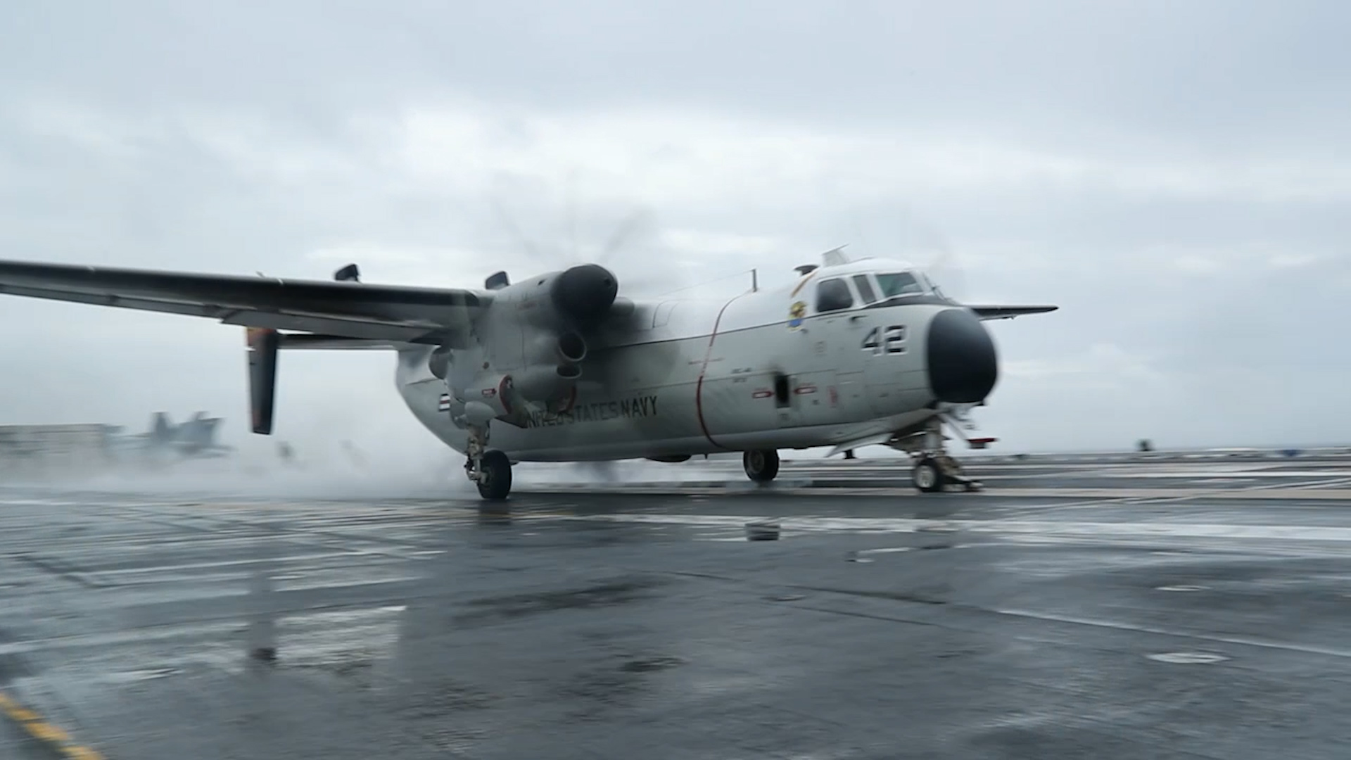 Due aerei C-2A Greyhound della US Army e Navy decollano