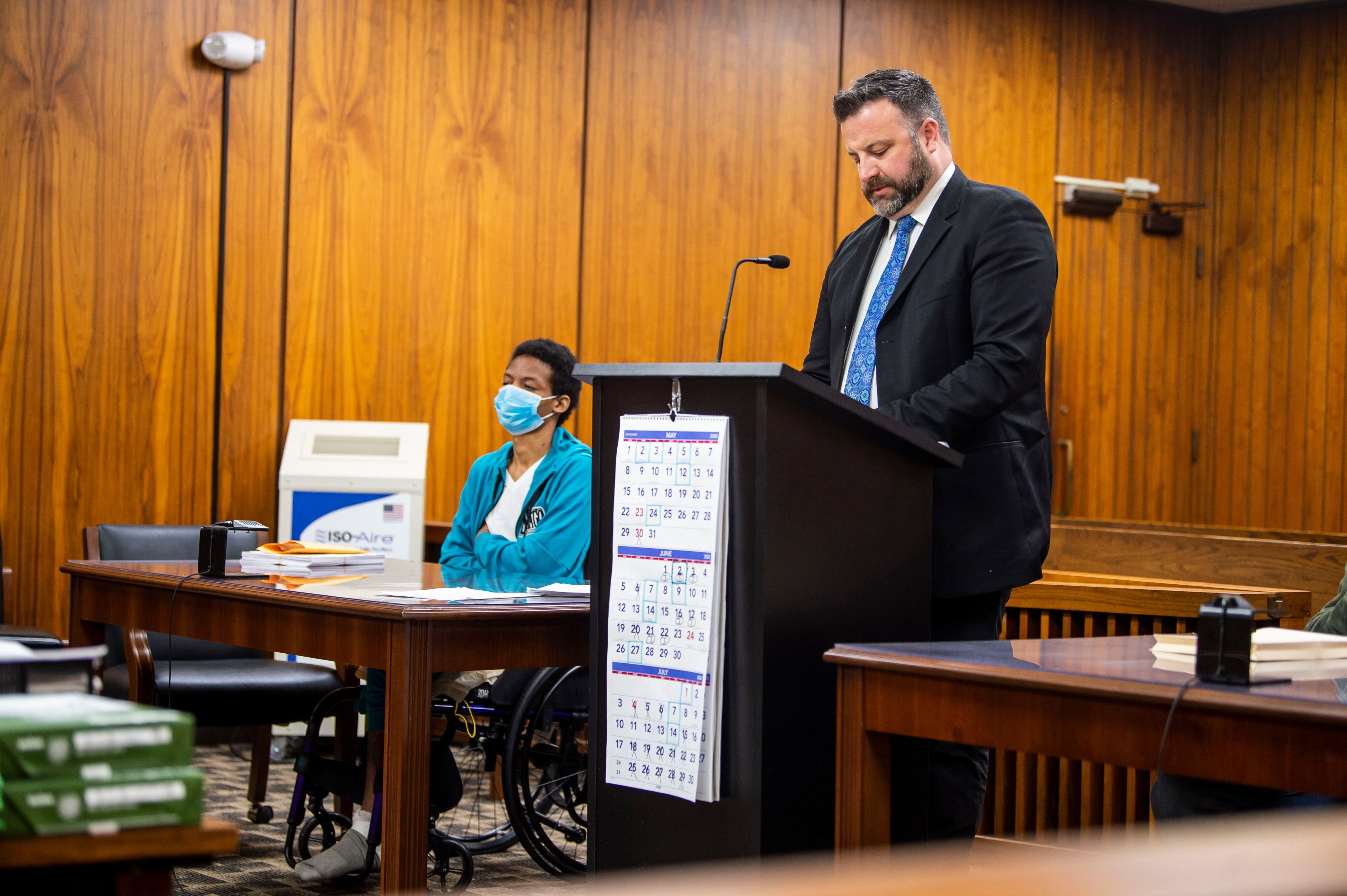 Jury acquits maimed man of pointing gun at cops in no-knock raid that ...