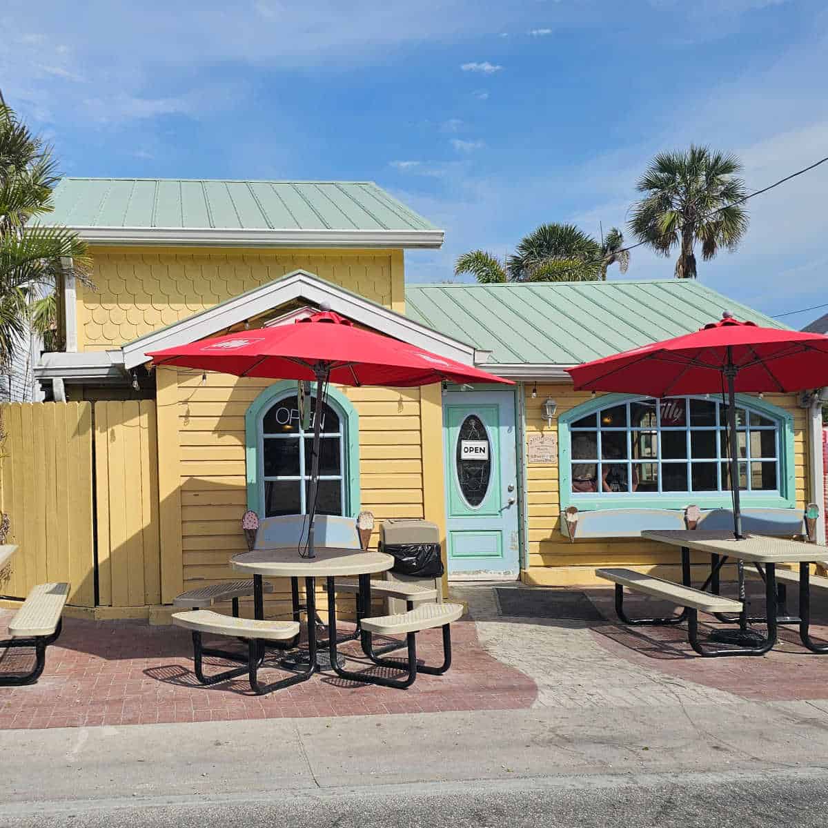 Boop's Ice Cream Parlor: Ice cream, coffee, and legendary bubble room ...