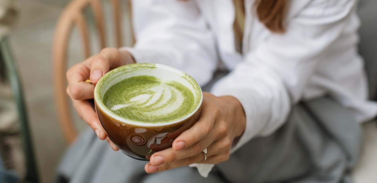 Elle boit du thé matcha pendant 6 mois et finit à l'hôpital : voici en ...