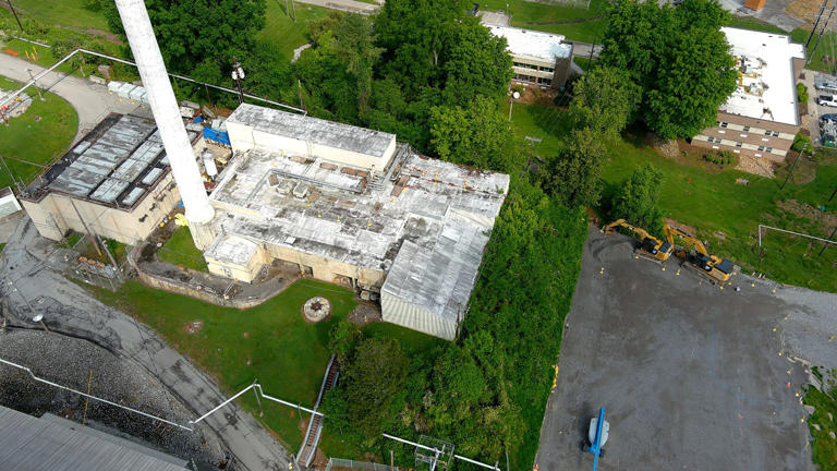 Crews demolish Building 3003 at ORNL, freeing up space to knock down ...